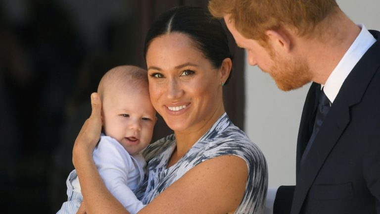 Fotók Harry herceg és Meghan Markle kisfiáról Archie Harrisonról